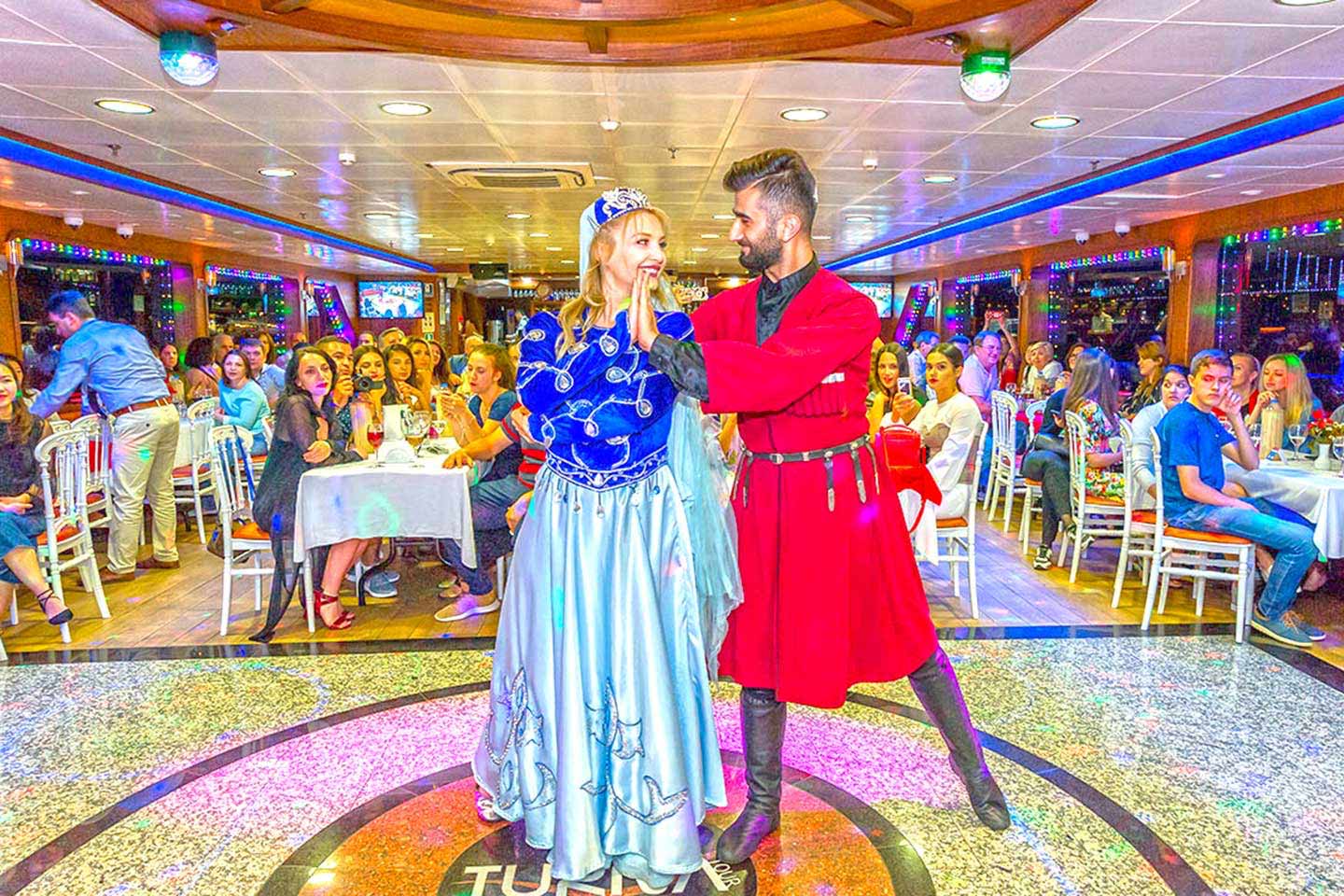 Noche de Baile Turco en el Crucero con Cena por el Bósforo